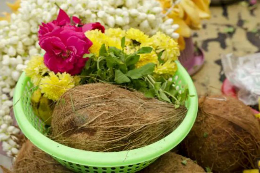 The Most Weird Indian Ritual of Breaking Coconut On Devotees' Head ...