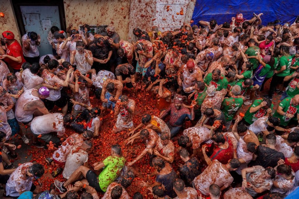 La Tomatina Festival Spain | Ultimate Tomato Throwing Fiesta in Buñol ...